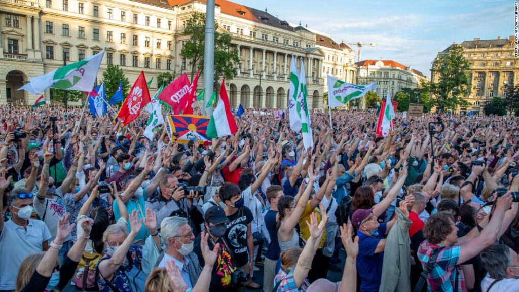 Hungarians protest, including with Tibetan flags, against Chinese ...