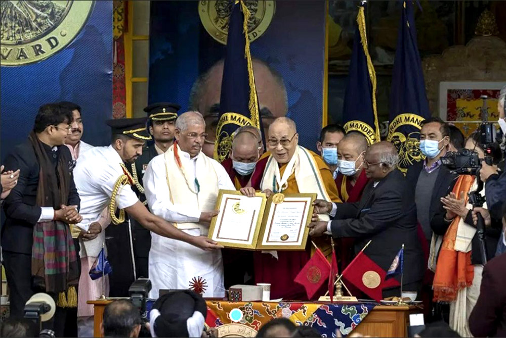 Peace award recognizes Dalai Lama for Gandhi-Mandela inspired ...