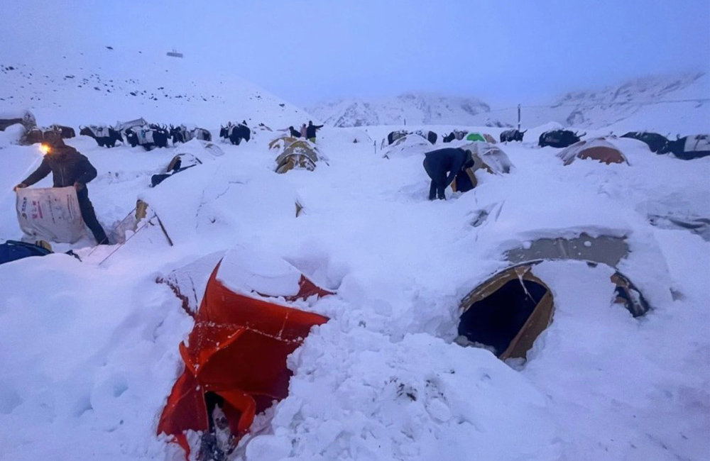 One dead in Qinghai, hundreds still trapped on Mt Everest slopes in Tibet due to blizzard ...